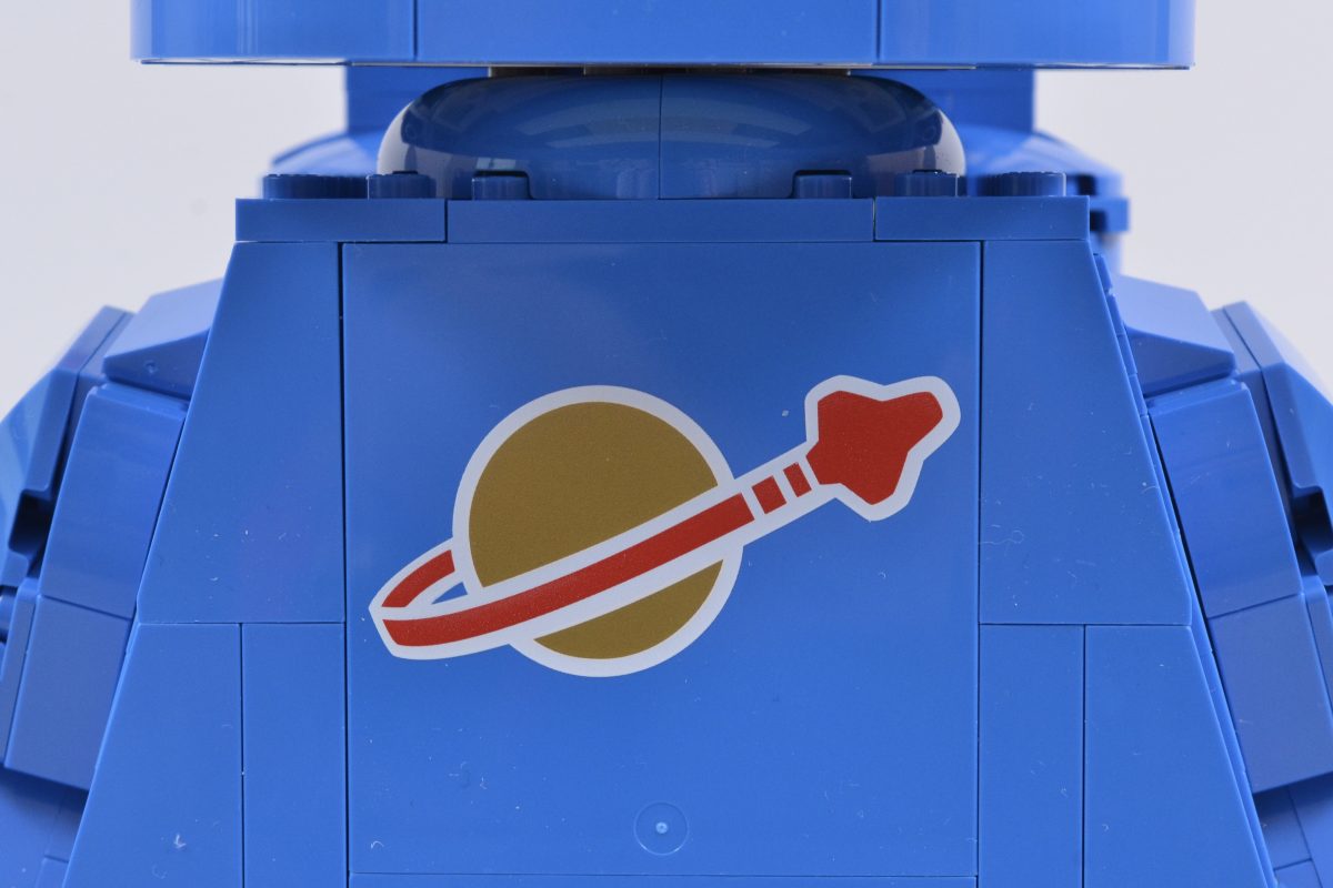 LEGO's up-scaled Classic Space minifigure falls just short of ...