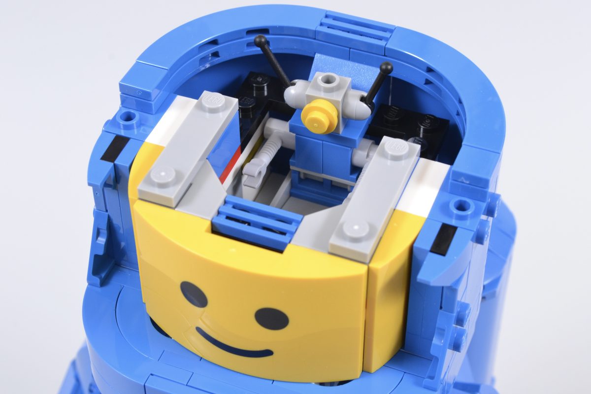 LEGO's up-scaled Classic Space minifigure falls just short of ...