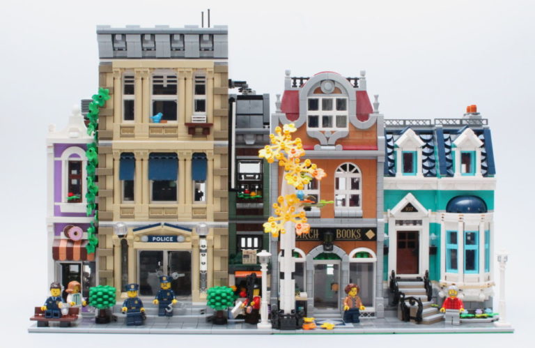 Lining 10278 Police Station up with other LEGO modular buildings