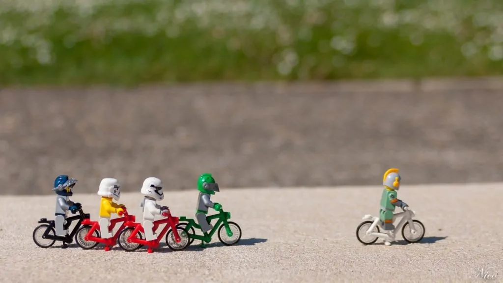 Brick Pic of the Day: Minifigure cyclists