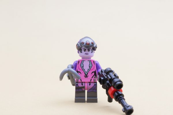 LEGO Overwatch 75970 Tracer vs. Widowmaker review