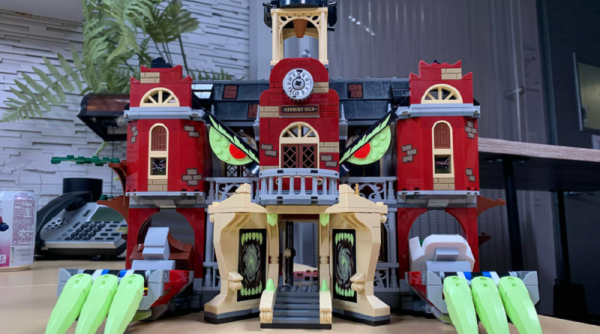 LEGO Hidden Side 70425 High School hands-on reaction