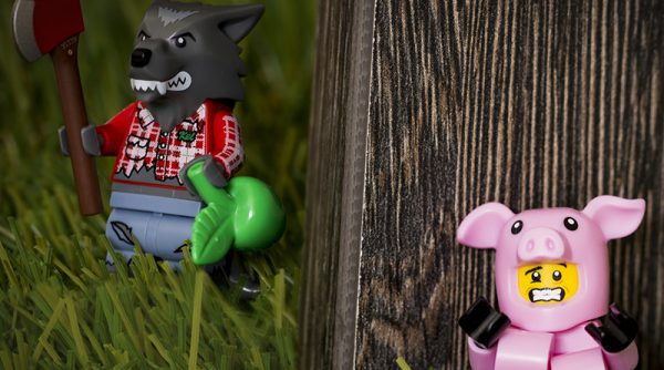 Brick Pig of the Day: Beware the wolf