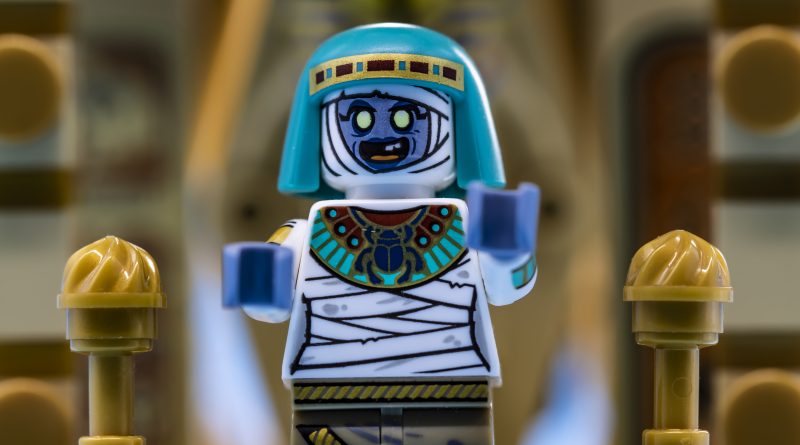 LEGO Collectible Minifigures Series 19 vignettes: Mummy Queen