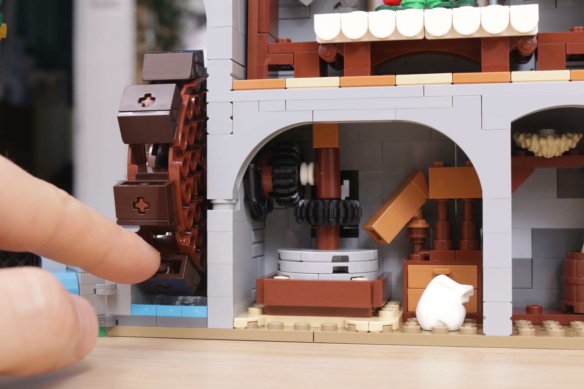 LEGO ICONS 10305 Lion Knights’ Castle review and gallery