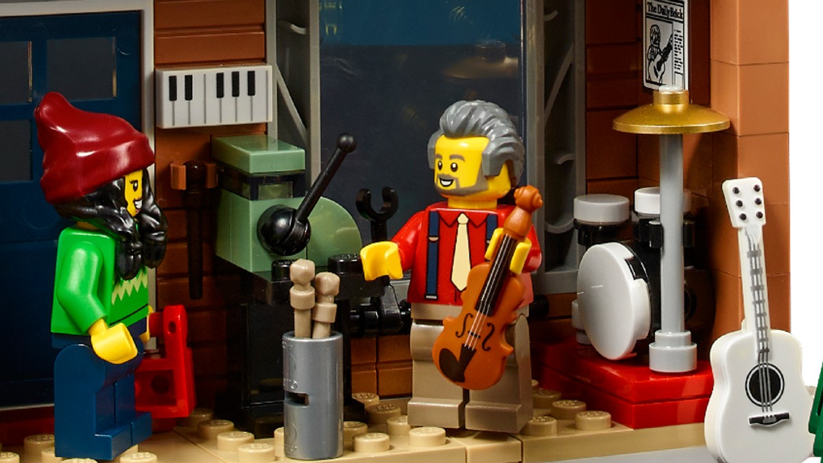 Six details we spotted in LEGO ICONS 10308 Holiday Main Street