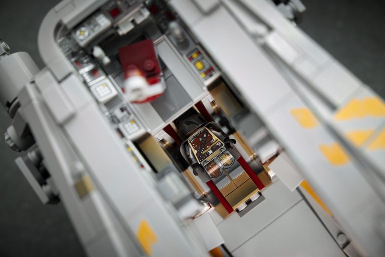 Comparing the two LEGO Star Wars The Razor Crest sets