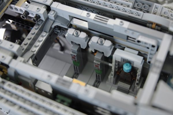 Comparing the two LEGO Star Wars The Razor Crest sets