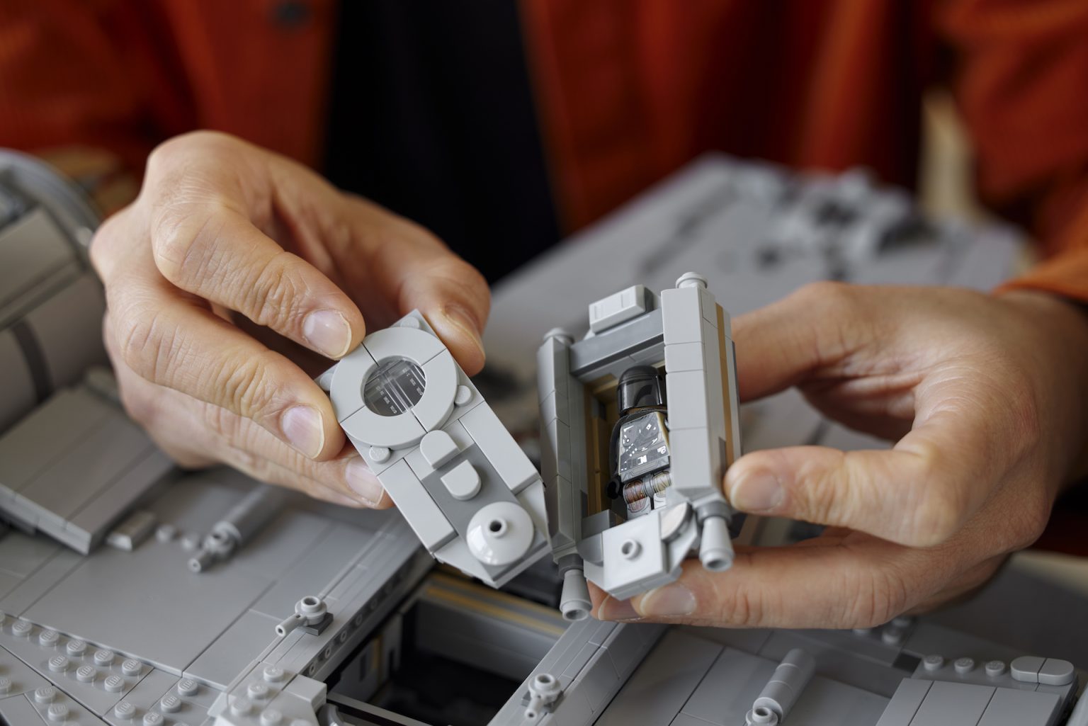 Comparing the two LEGO Star Wars The Razor Crest sets