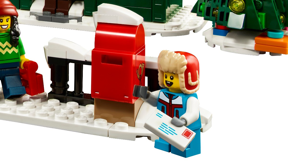 Six details we spotted in LEGO ICONS 10308 Holiday Main Street