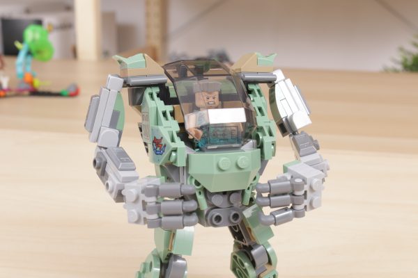 The LEGO Avatar 75571 AMP Suit needs longer arms – build