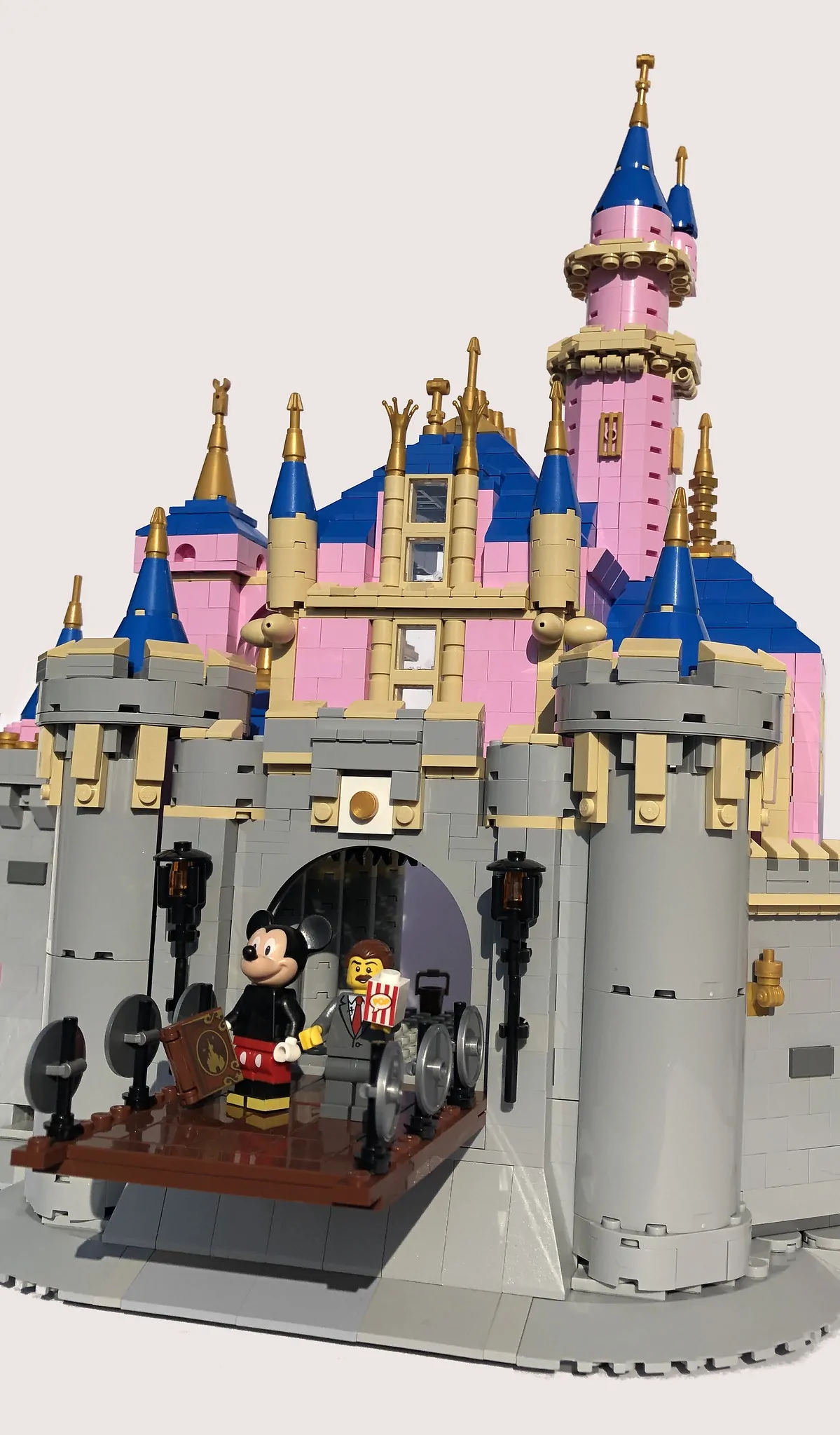 Rumoured LEGO Disneyland castle scale 71040 Disney Castle
