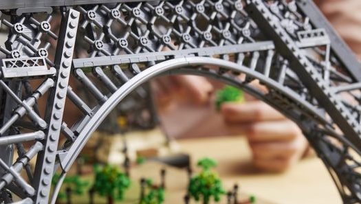 LEGO 10307 Eiffel Tower has familiar pieces in new places