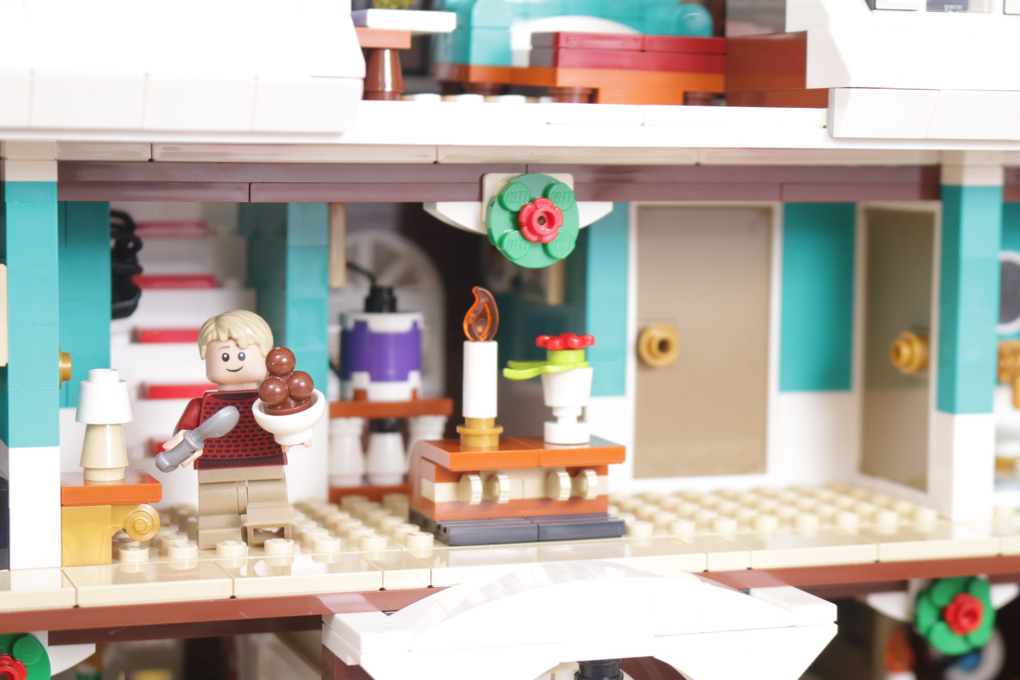 We rebuilt LEGO Ideas 21330 Home Alone and… KEVIN!!!