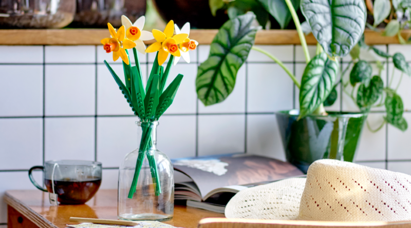 LEGO 40646 Daffodils and 40644 Piñata prices, release date