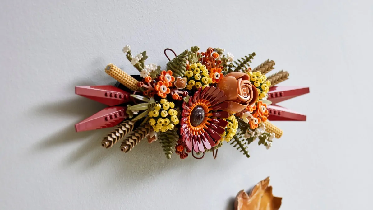 The familiar flora in LEGO Botanical Collection 2023 sets