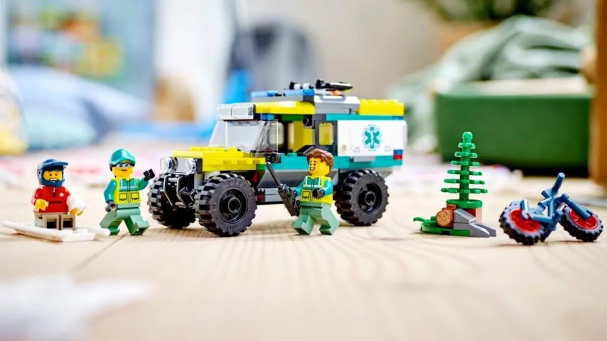 LEGO City 40582 4×4 Off-Road Ambulance Rescue GWP details