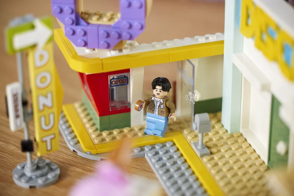 LEGO Ideas 21339 BTS Dynamite visual tour and gallery