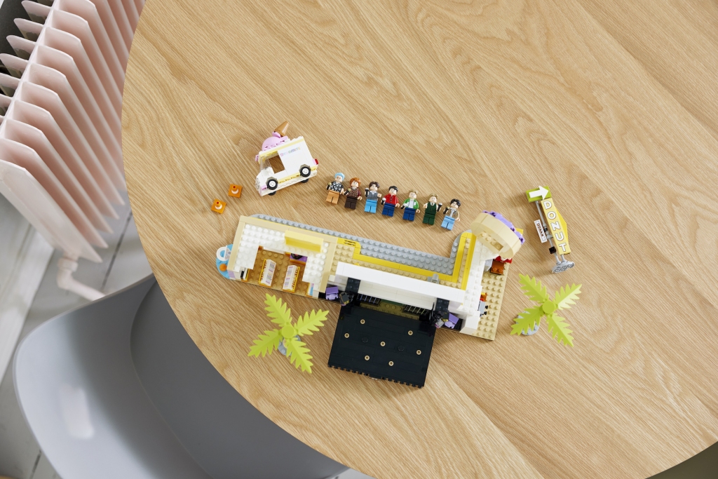 LEGO Ideas 21339 BTS Dynamite visual tour and gallery