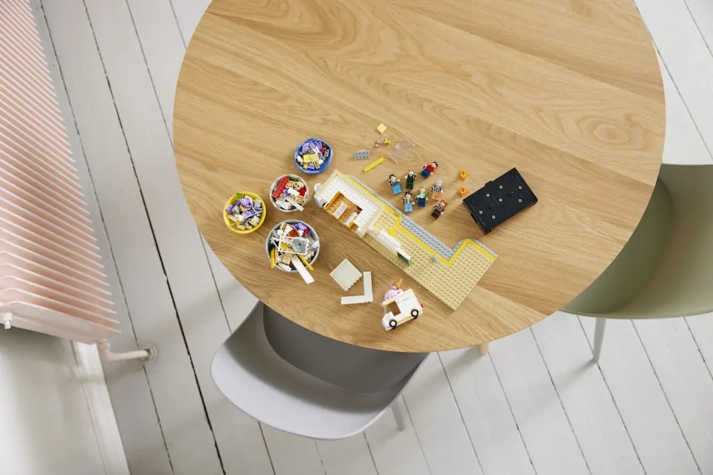 LEGO Ideas 21339 BTS Dynamite visual tour and gallery