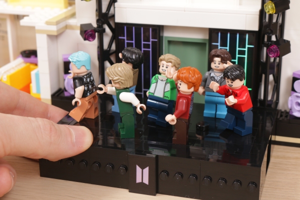 LEGO Ideas 21339 BTS Dynamite review and gallery