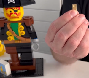 Secrets of LEGO House 40504 A Minifigure Tribute revealed