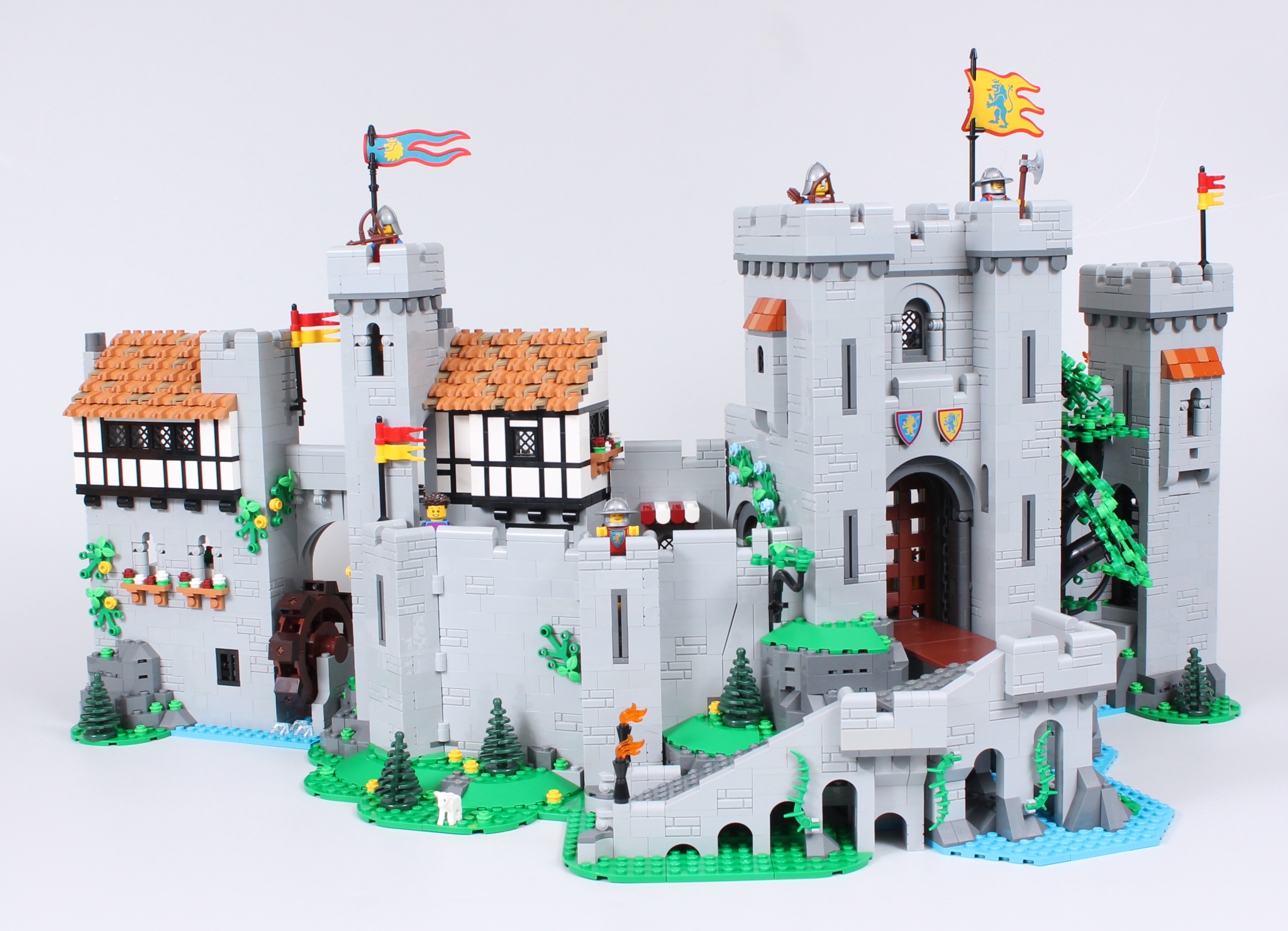 How to fix LEGO 10305 Lion Knights’ Castle's biggest flaw