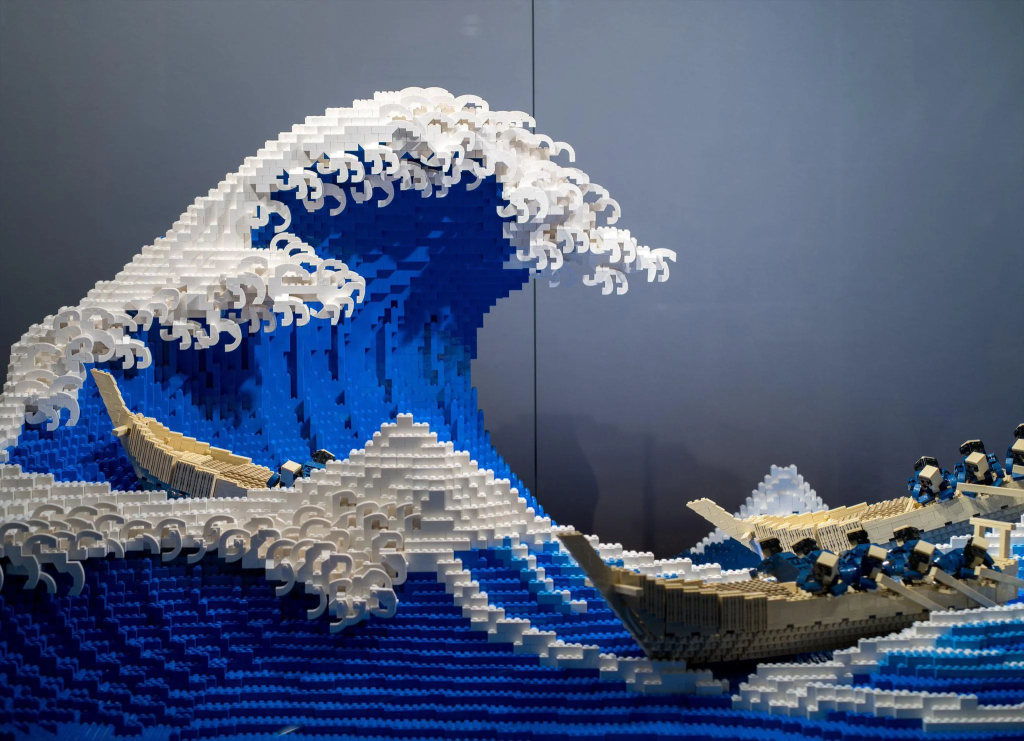 LEGO display brings a new scale to 31208 Hokusai – The Great Wave