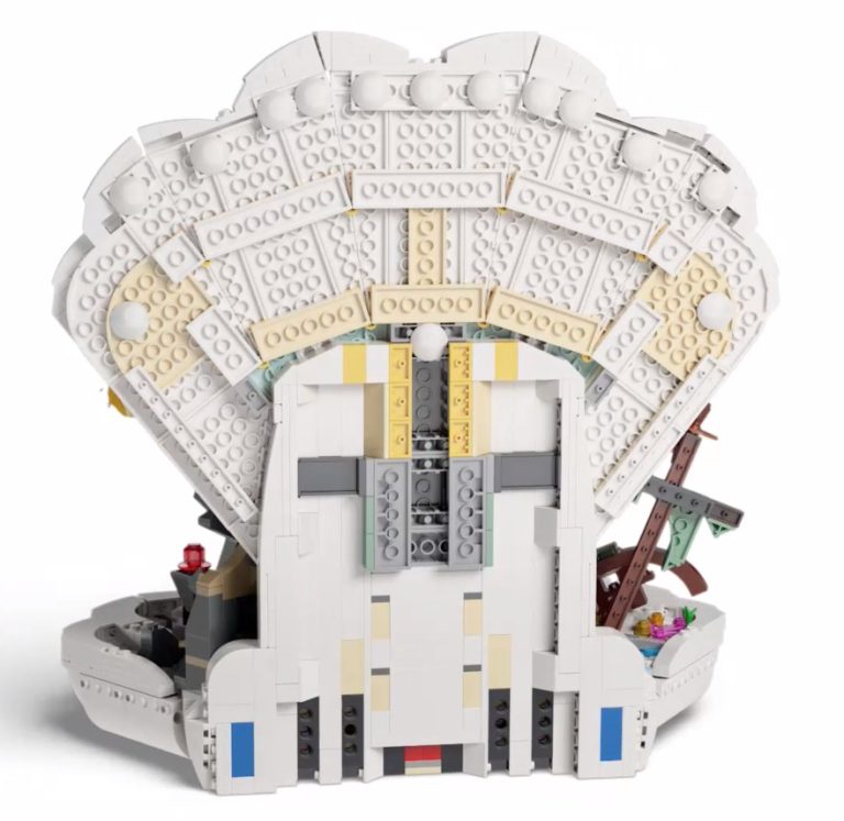 Six things in LEGO 43225 The Little Mermaid Royal Clamshell