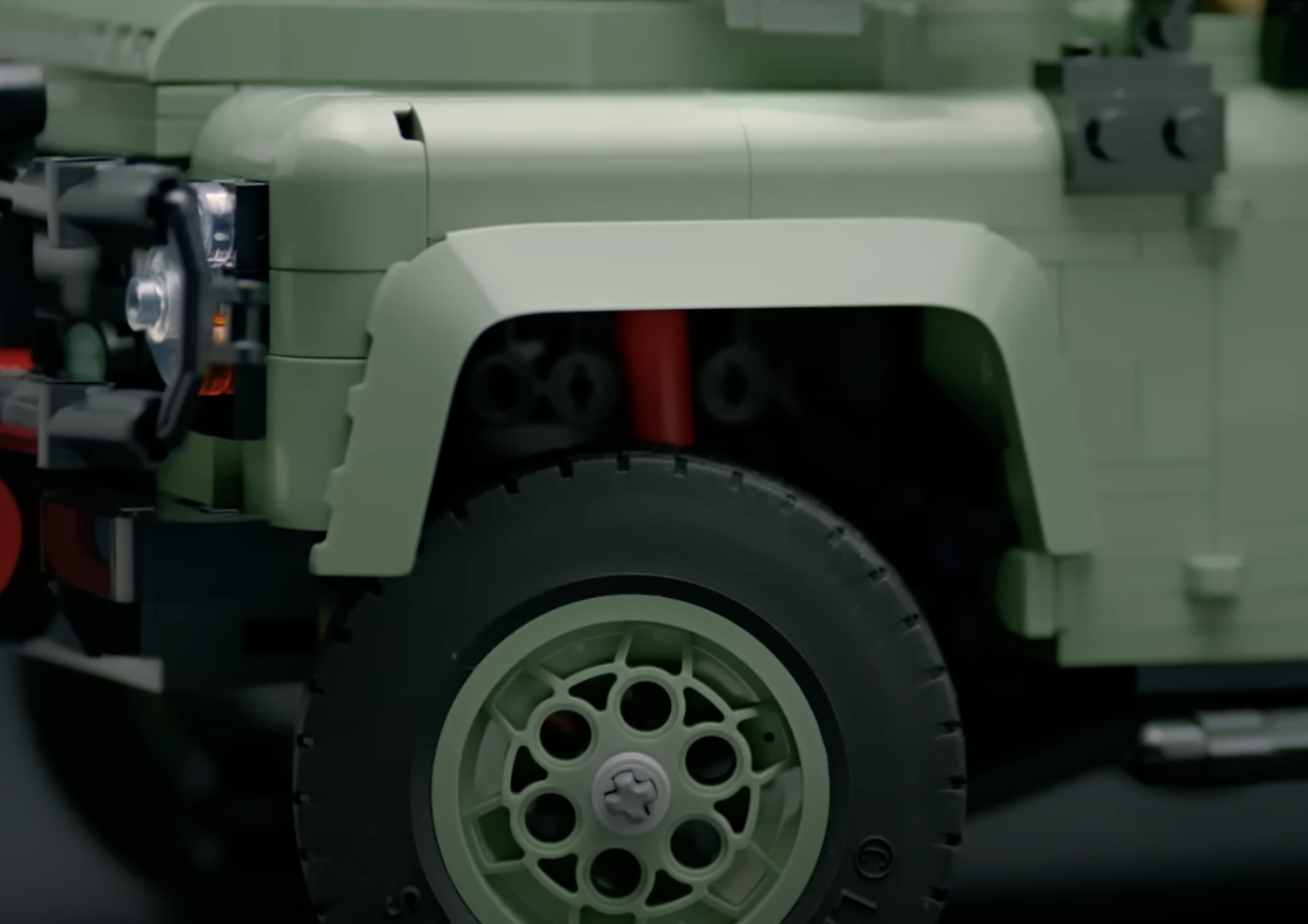 LEGO explores 10317 Land Rover Classic Defender 90 elements in detail
