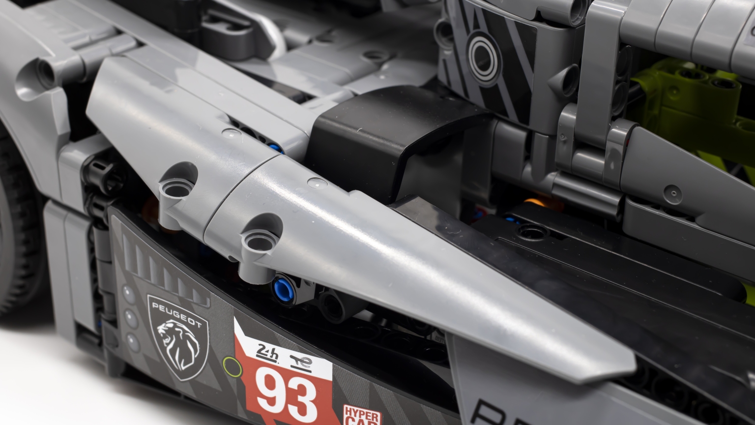 LEGO 42156 Peugeot 9X8 24H Le Mans Hybrid Hypercar review