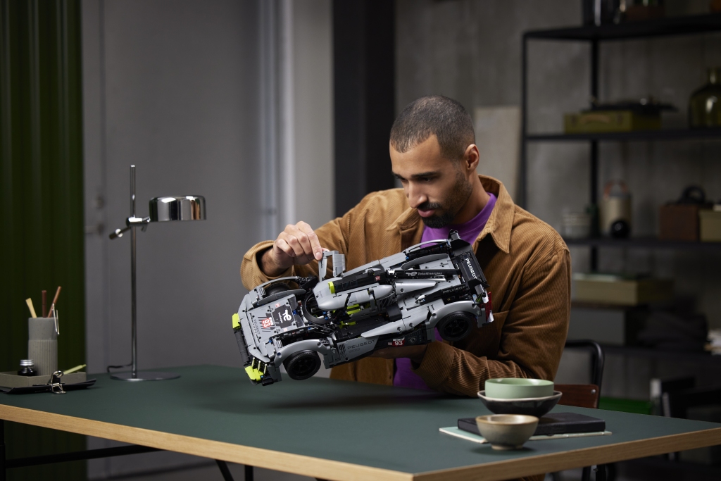 LEGO 42156 Peugeot 9X8 24H Le Mans Hypercar revealed