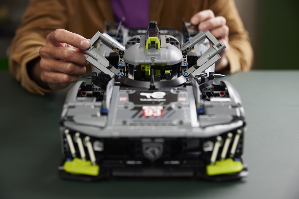LEGO 42156 Peugeot 9X8 24H Le Mans Hypercar revealed