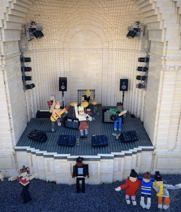 Gwen Stefani spots her LEGO band at LEGOLAND California