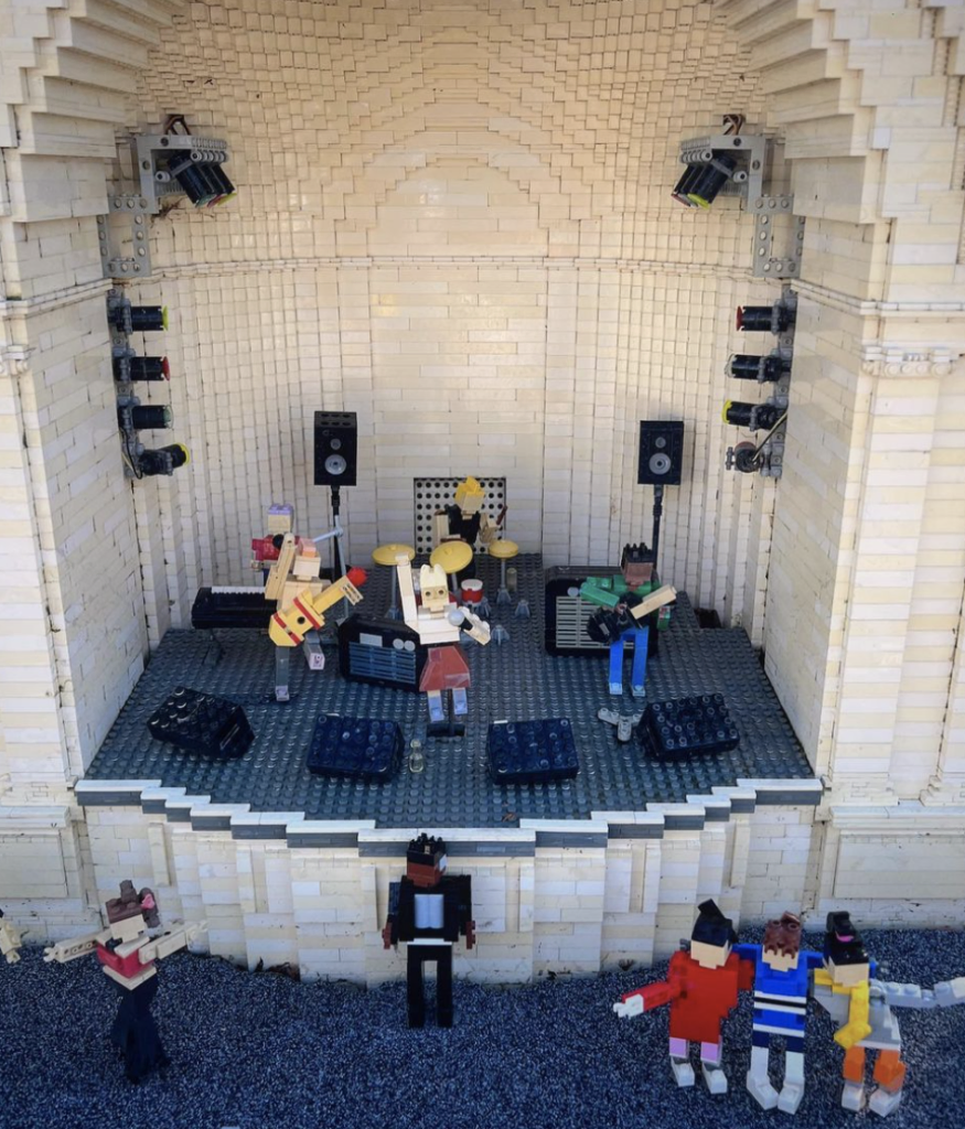 Gwen Stefani spots her LEGO band at LEGOLAND California