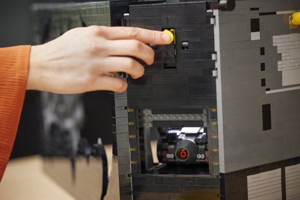 LEGO Batman 76252 Batcave – Shadow Box visual tour and gallery