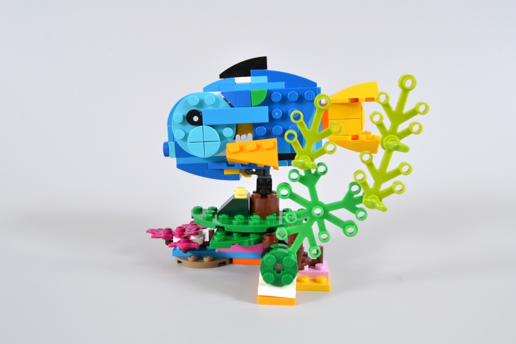 LEGO Creator 3-in-1 31136 Exotic Parrot review and gallery