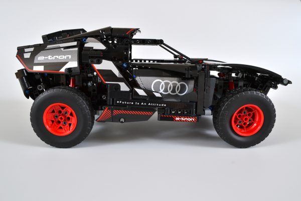 LEGO Technic 42160 Audi RS Q e-tron electric car review
