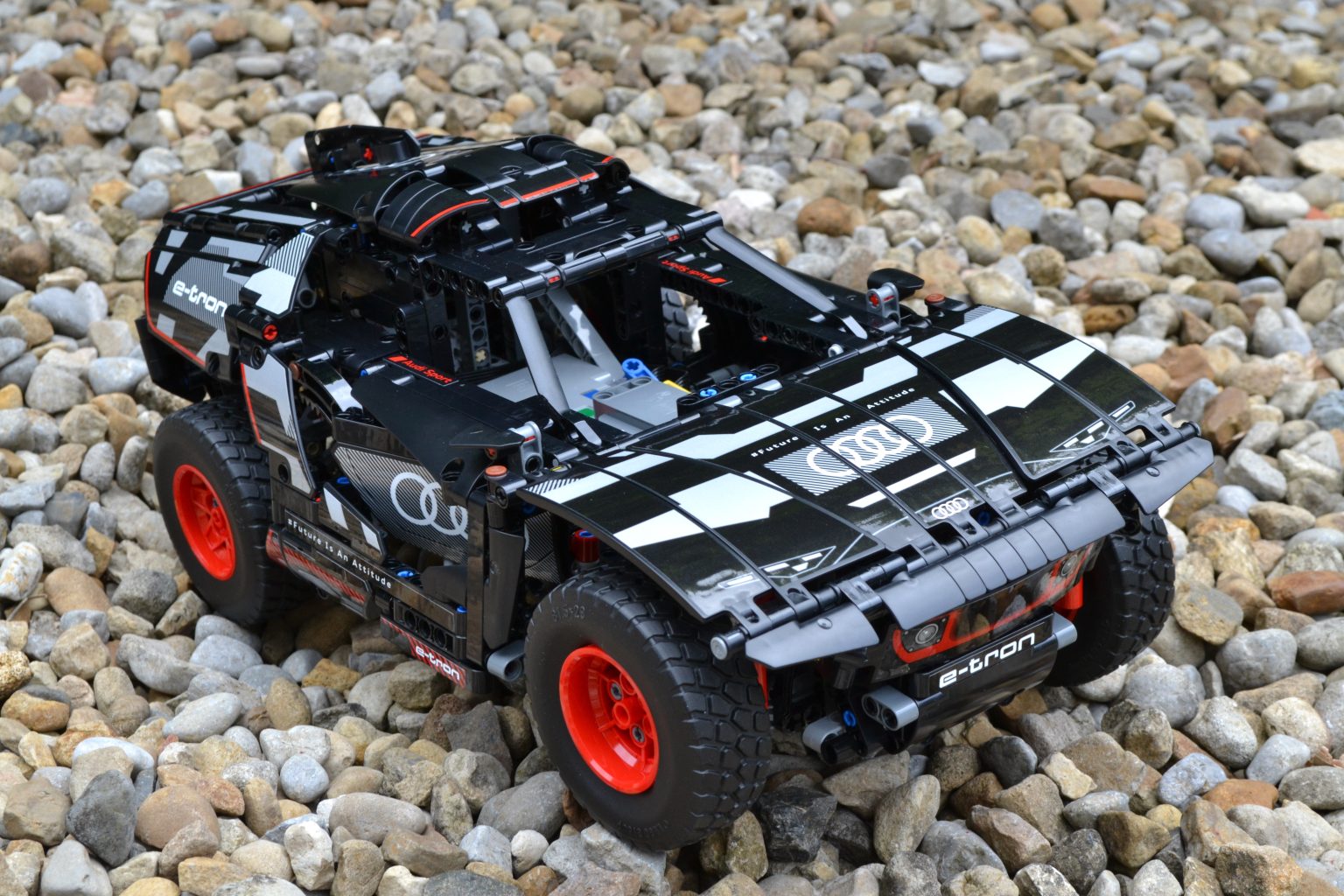 LEGO Technic 42160 Audi RS Q e-tron electric car review