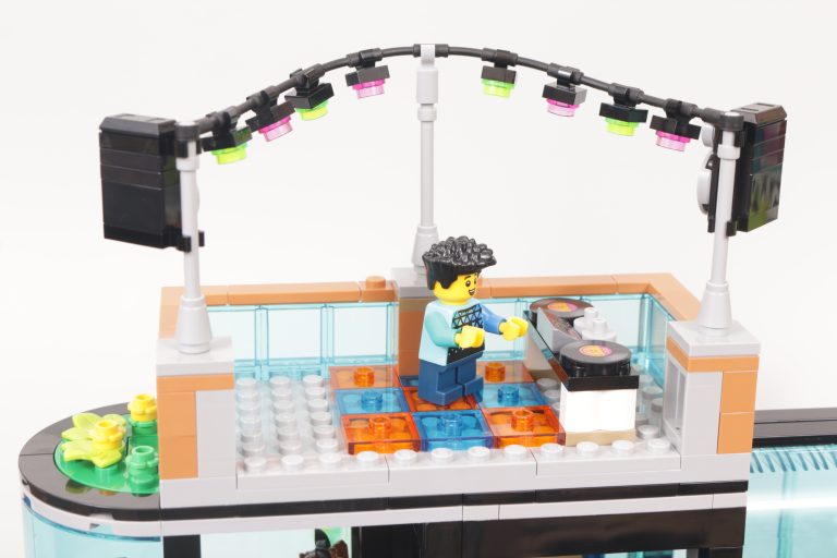 LEGO City 60380 Downtown review and full gallery