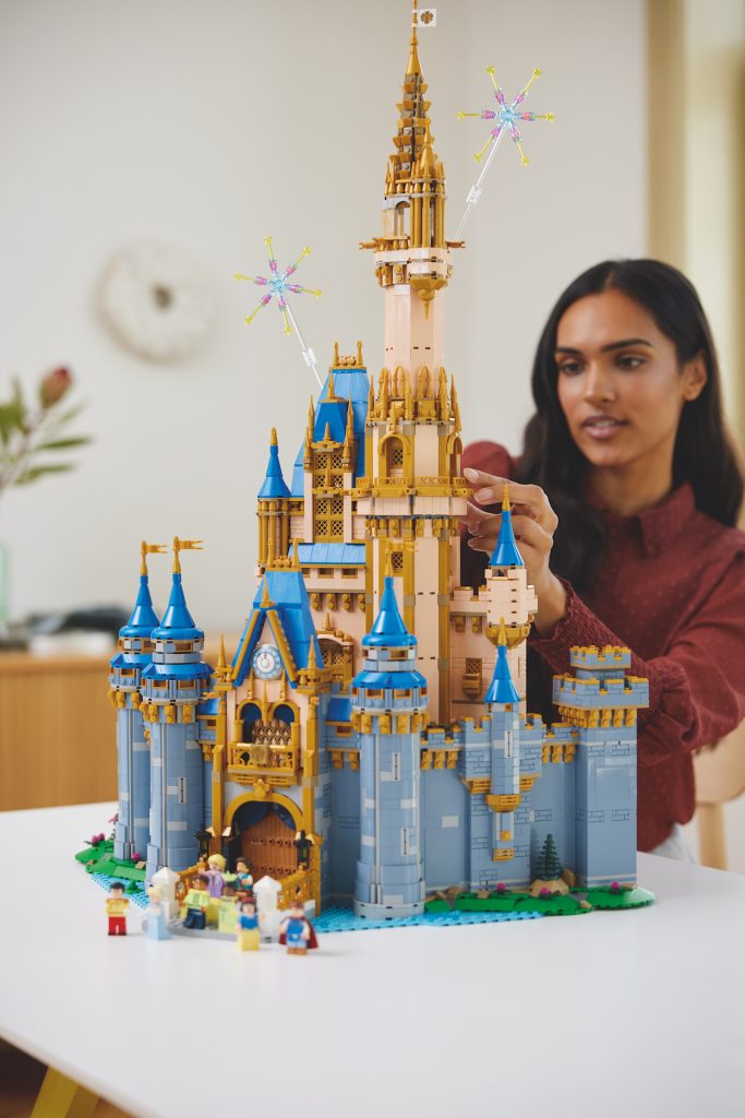 LEGO Disney 43222 Disney Castle visual guide and gallery