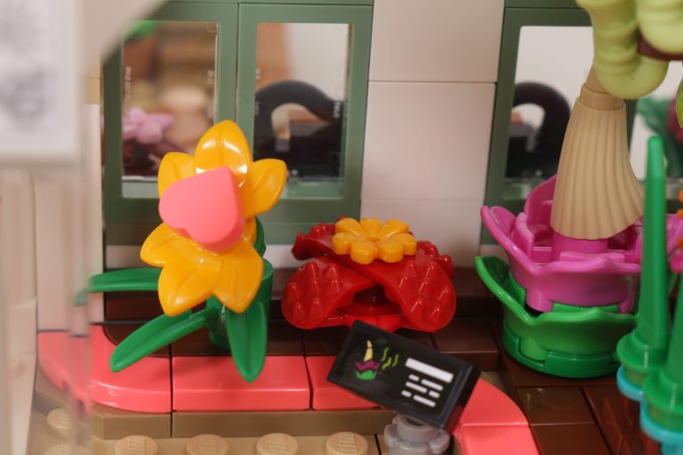 New LEGO Ideas botanical garden needs to keep one feature from LEGO Friends