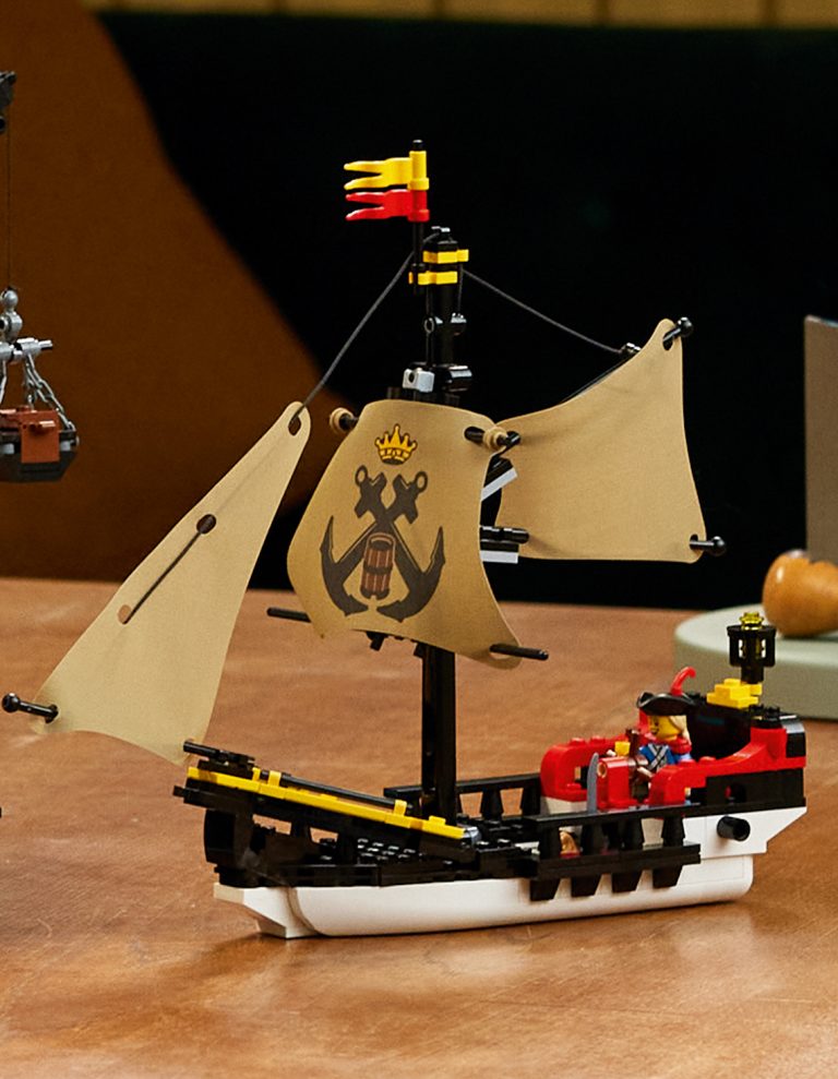 LEGO Icons 10320 Eldorado Fortress visual tour and gallery