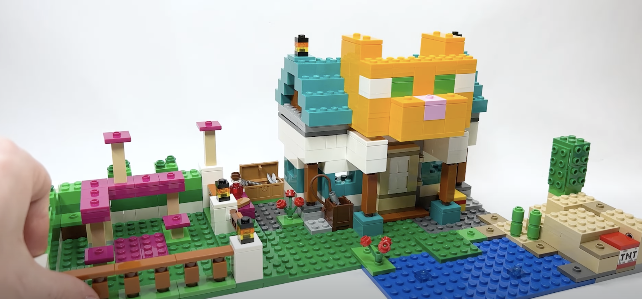 First look at LEGO Minecraft 21249 The Crafting Box 4.0