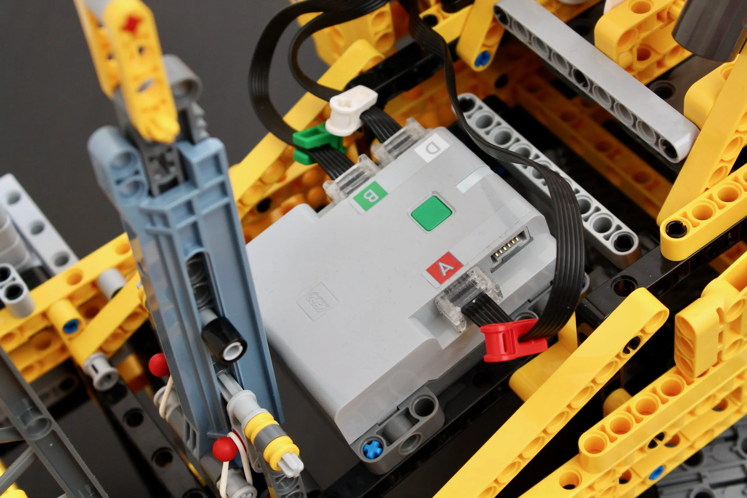 LEGO Technic 42146 Liebherr Crawler Crane LR 13000 review