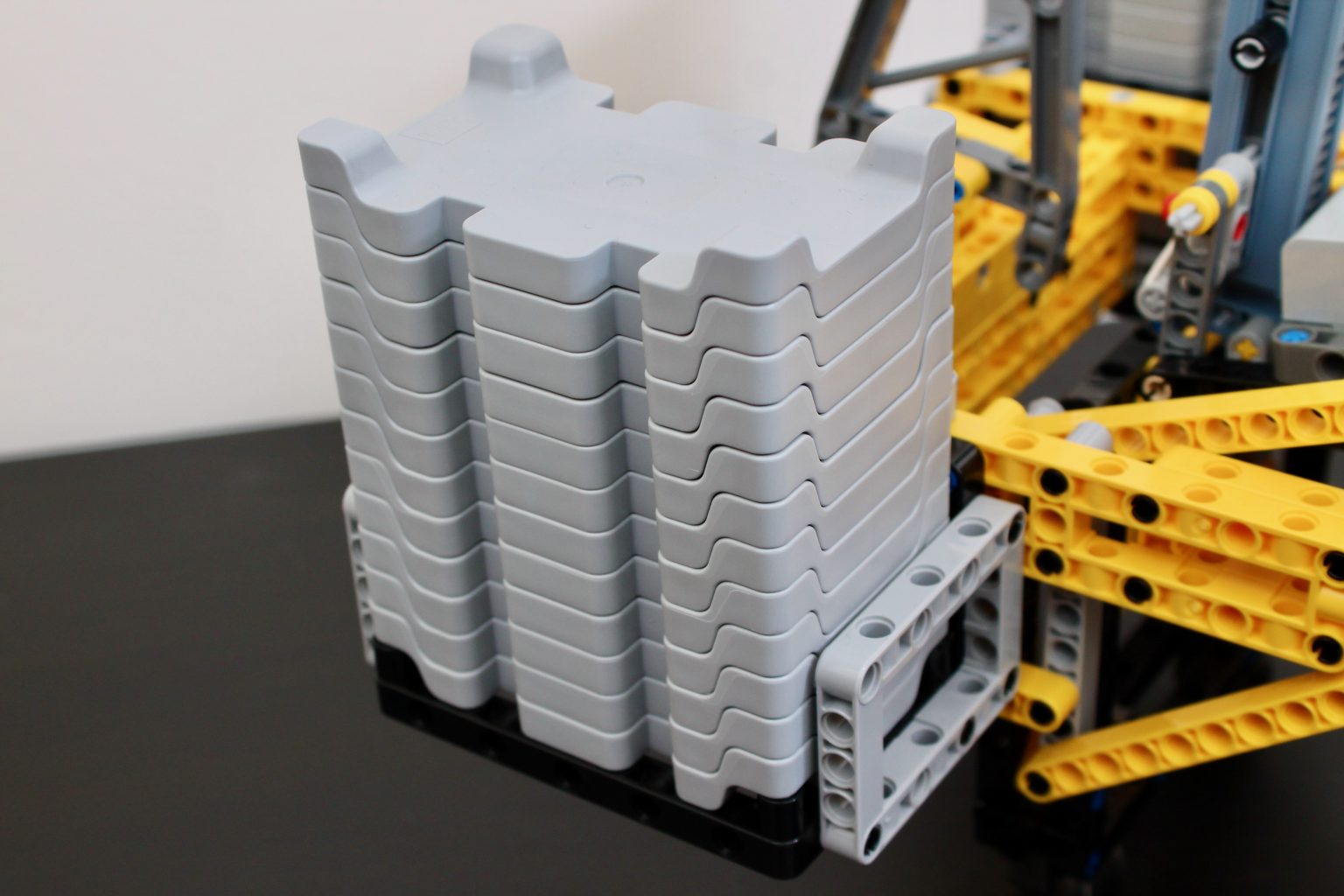 LEGO Technic 42146 Liebherr Crawler Crane LR 13000 review