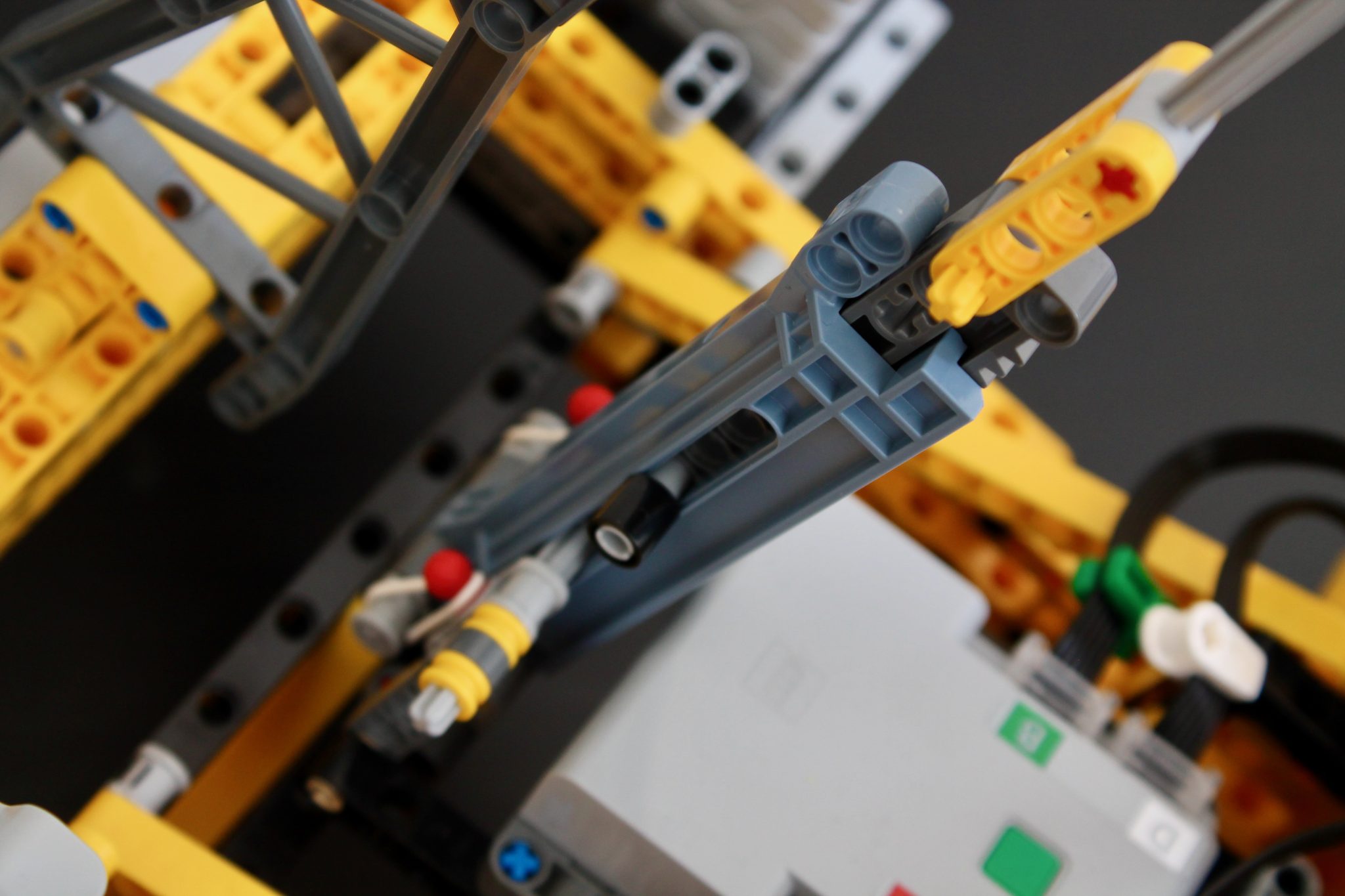 LEGO Technic 42146 Liebherr Crawler Crane LR 13000 review