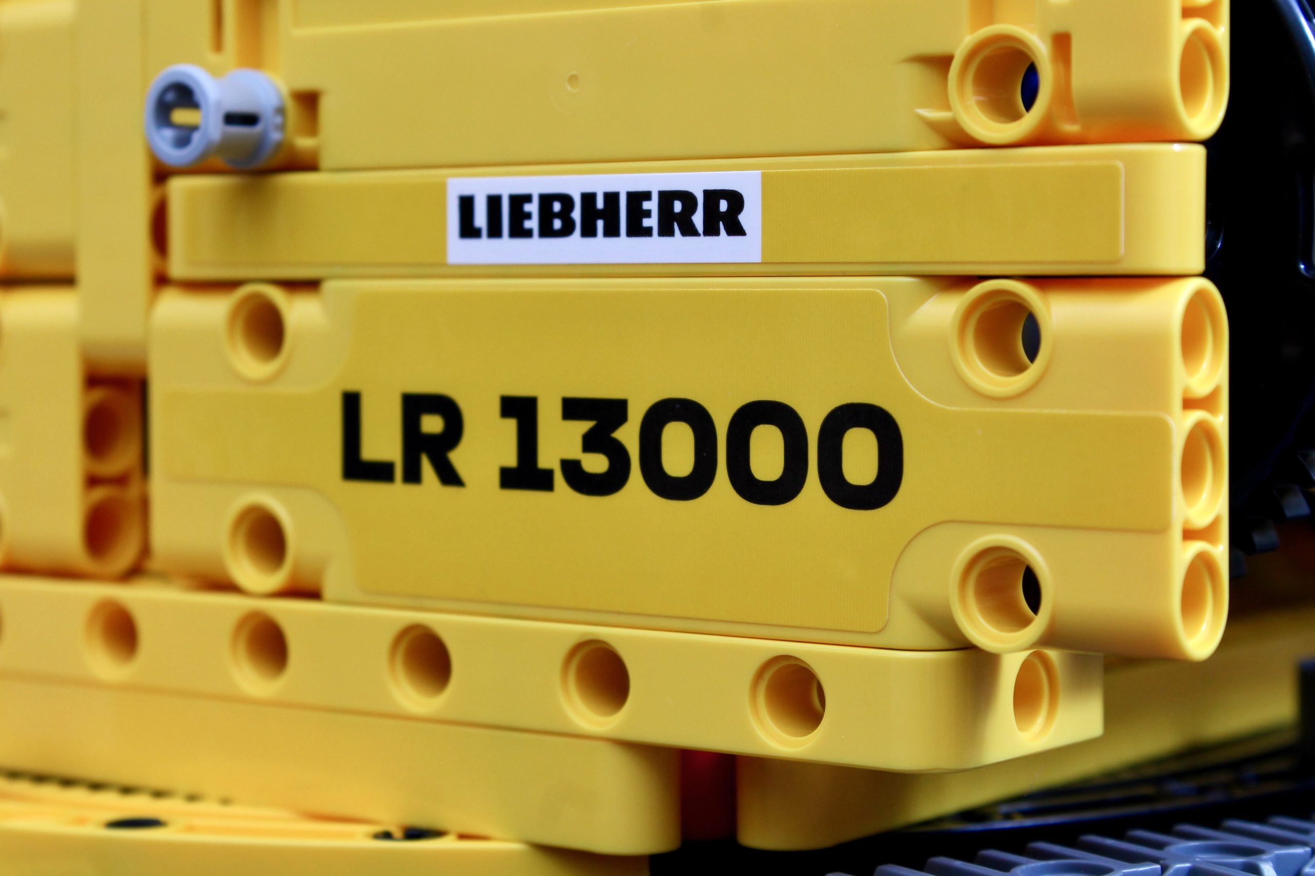 LEGO Technic 42146 Liebherr Crawler Crane LR 13000 review