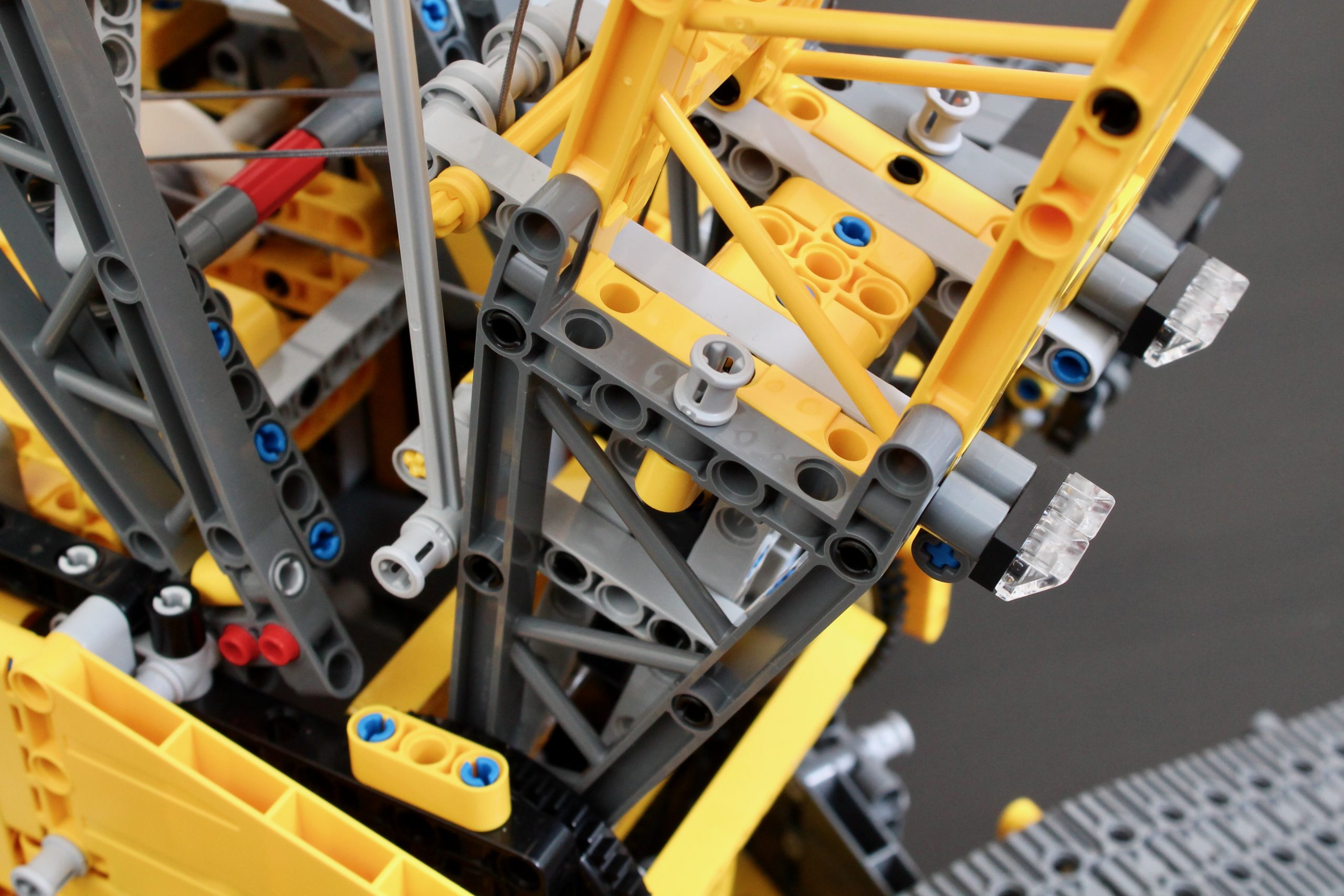 LEGO Technic 42146 Liebherr Crawler Crane LR 13000 review
