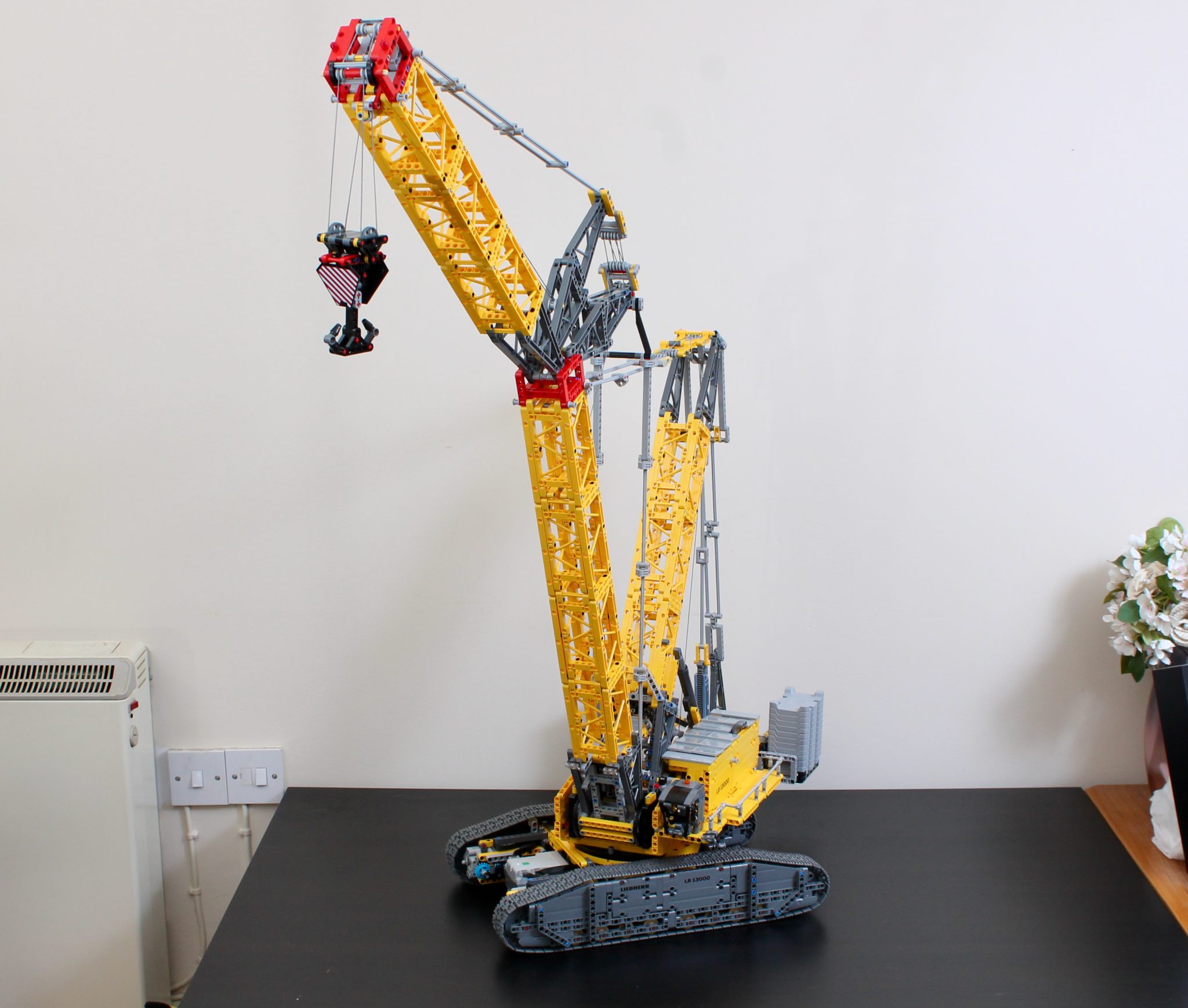 LEGO Technic 42146 Liebherr Crawler Crane LR 13000 review